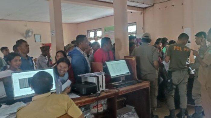 Tinggal 7 Hari Pemilu 2024, Warga Membludak di Kantor Dukcapil ...