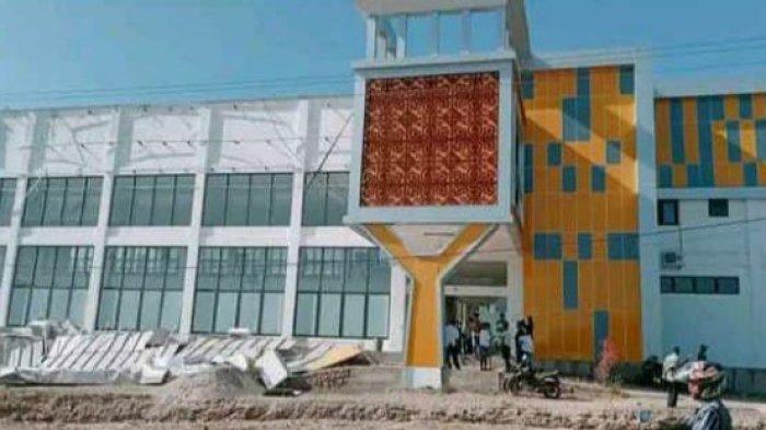 Angin Kencang Terbangkan ACP di Bagian Depan Gedung RSUD Lewoleba ...