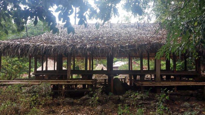 Makna Tujuh Tiang Penyangga Rumah Adat Lewokluok di Flores Timur ...