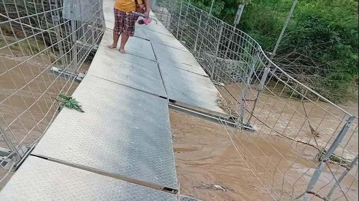 Jembatan Penghubung 2 Desa di Manggarai Barat Rusak Diterjang Banjir - Tribunflores.com