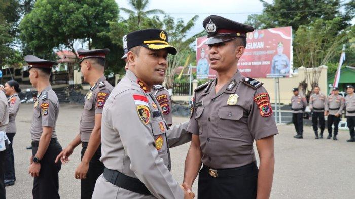 Kapolres Timor Tengah Utara Pimpin Kenaikan Pangkat 17 Anggota - Tribunflores.com