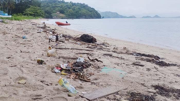 Sampah Penuhi Kawasan Pantai Pede Labuan Bajo di Manggarai Barat - Tribunflores.com