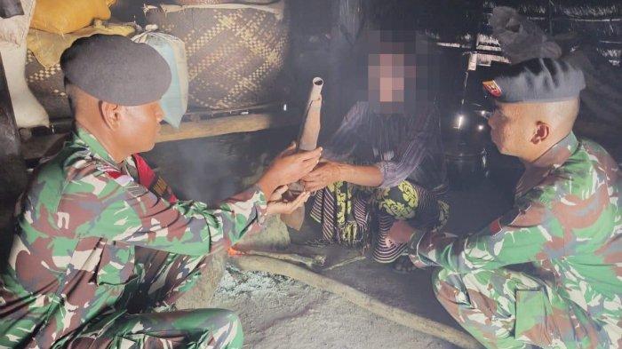 Warga TTU Serahkan Senjata kepada Satgas Pamtas Yonkav 6/Naga Karimata - Tribunflores.com