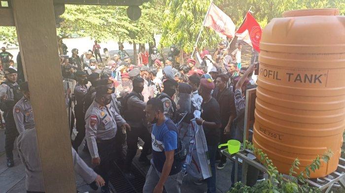 Demo Tolak Kenaikan Harga BBM di Maumere Nyaris Ricuh, Pendemo & Aparat Saling Dorong di DPRD ...