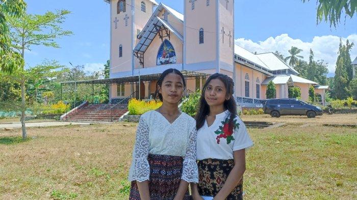 Celsy &Stevy Bangga Kenakan Tenun Ikat Sikka Terima Sakramen Krisma di ...