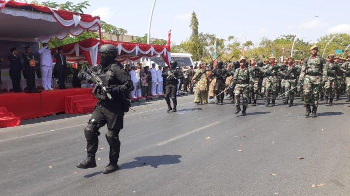 Meriahkan HUT ke 78 TNI, Prajurit Tiga Matra Gelar Parade Alutsista dan Defile - Tribunflores.com