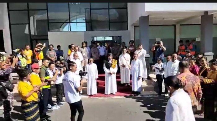 Tiba di Ende, Uskup Agung Ende Dikalungi Tiga Selendang dari Umat ...
