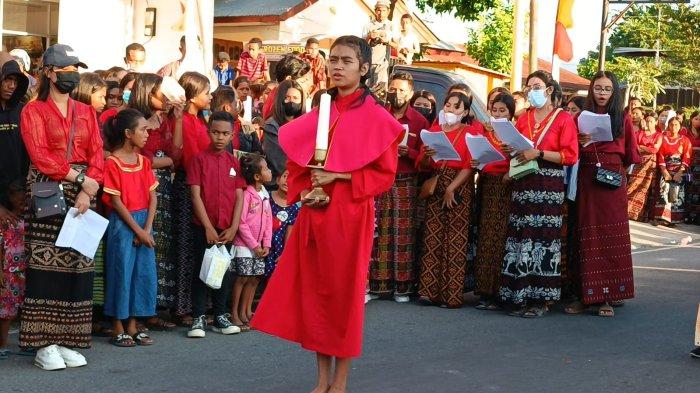 OMK Paroki Misir Jemput Salib IYD Secara Adat, Ribuan Umat Ikut Prosesi ...