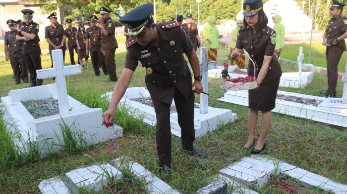Tabur Bunga di Taman Makam Pahlawan Maribhara Ende, Kajari Ende ...