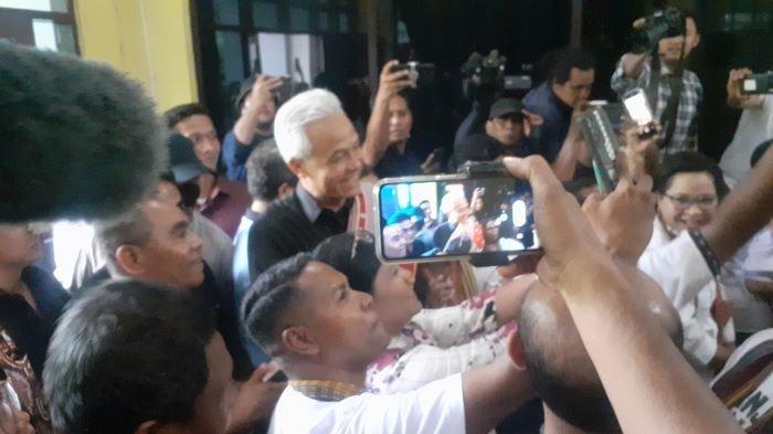 Ganjar Pranowo Ladeni Emak-Emak Selfie di Kantor Sinode GMIT NTT ...