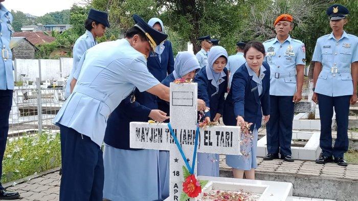 TNI Lanud El Tari Kupang Ziarah ke TMP Dharma Loka Peringati HUT ke-77 - Tribunflores.com