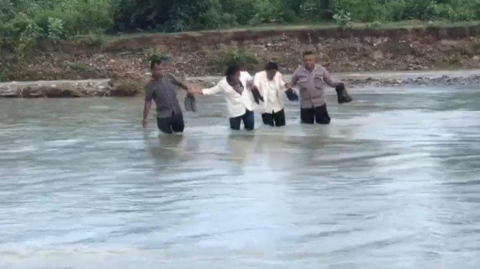 Menuju Kampung Nanga Remang, Warga Bertaruh Nyawa di Kali Wae Togong ...