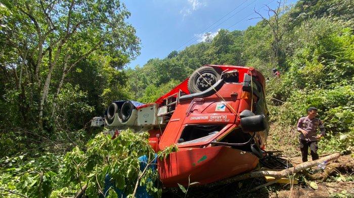 Mobil Tangki Angkut Avtur ke Labuan Bajo Terbalik, Patra Logistik Jamin ...
