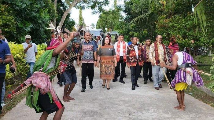 Kenakan Pakaian Motif NTT, Pangdam Kasuari Hadiri Syukuran ke-7 Rumah ...