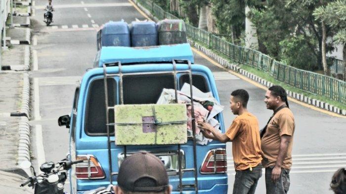 Masa Tenang Pemilu 2024 Warga di Kota Bajawa NTT Berebut Baliho Caleg ...