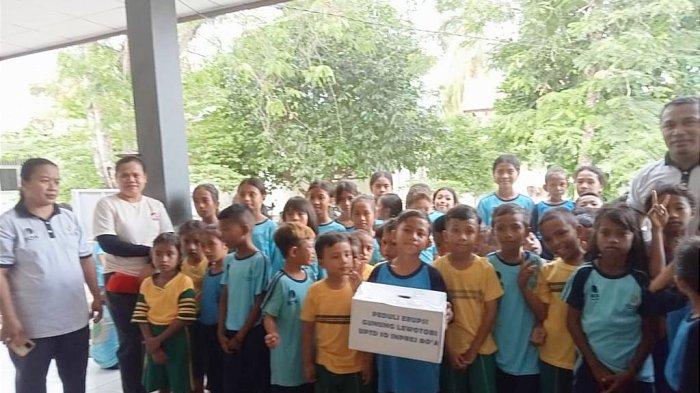 SD Inpres Bo'a Rote Ndao Salurkan Bantuan bagi Pengungsi Erupsi Gunung ...