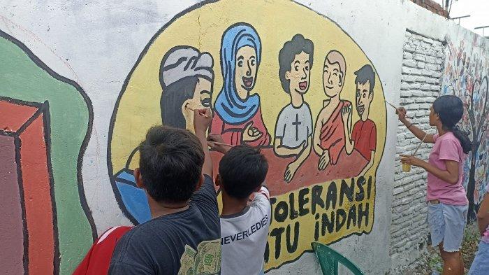 Anak-anak Perumnas Maumere Lawan Candu Gawai Melalui Mural Edukasi di ...
