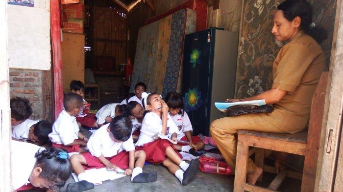 SDK Lewolaga Jadi Tempat Pengungsi Gunung Lewotobi, Siswi Ikut KBM di ...