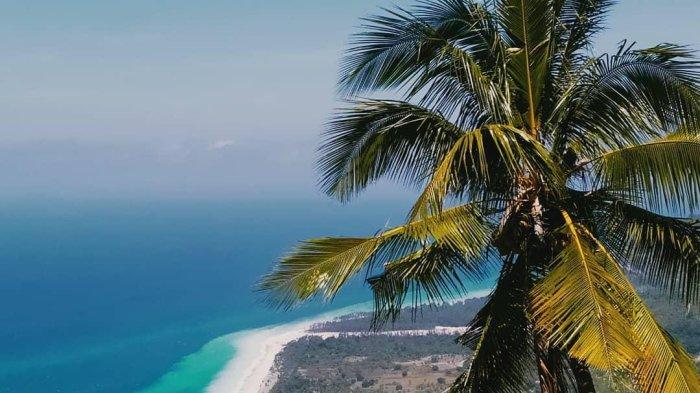 Pemandangan Pantai dan Laut Biru di Belakang SDN Saenam TTS NTT 'View ...