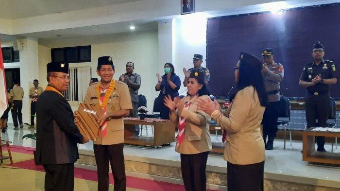 Egusem Pieter Tahun Jadi Orang Pertama di TTS yang Dianugerahi Lencana ...