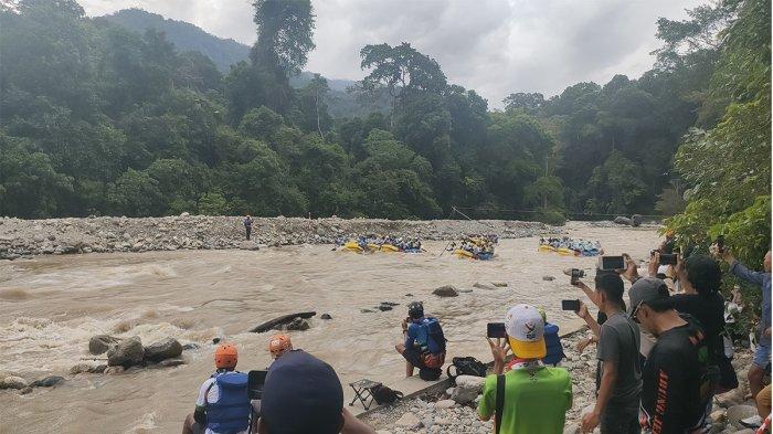 Antusias Warga Tinggi Menyaksikan Lomba Arung Jeram di Sungai Alas ...