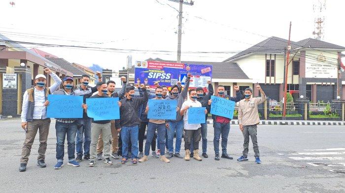 Puluhan Wartawan Gelar Aksi Tutup Mulut Minta Kepastian Hukum Kasus ... Puluhan Wartawan Gelar Aksi Tutup Mulut Minta Kepastian Hukum Kasus ...