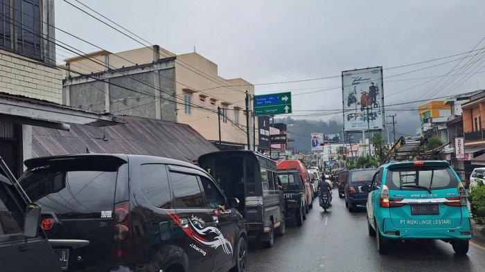 Antrean Panjang Roda Empat di SPBU Kemili Aceh Tengah Ganggu Arus Lalu ...