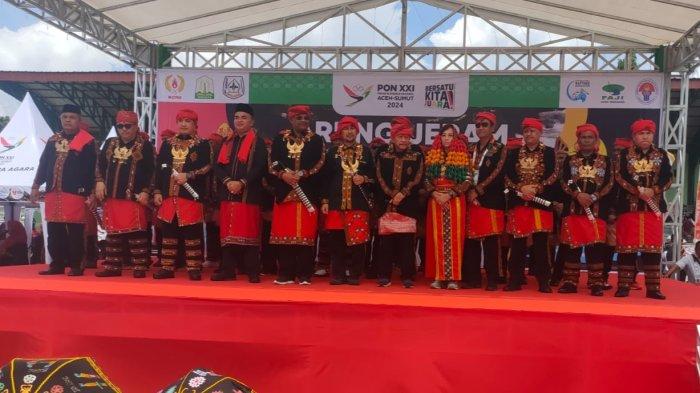 Kenakan Pakaian Adat Alas, Pj Gubernur Aceh Buka Venue Arung Jeram PON ...