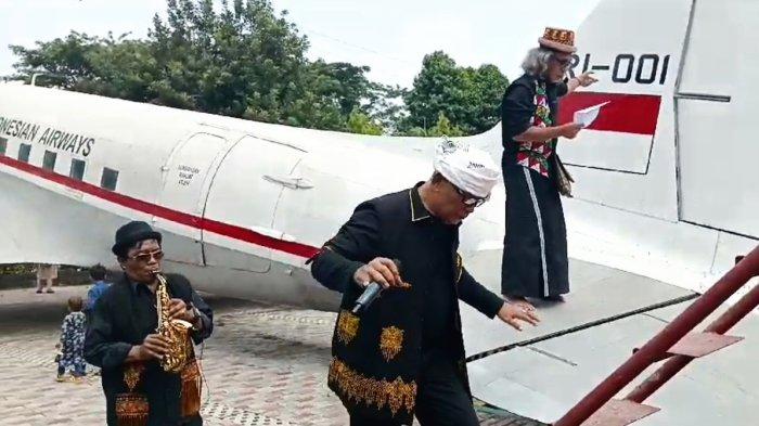 Penyair Gayo Ini, Baca Puisi 'Soekarno Menolak ke Meja Makan' di Ekor ...