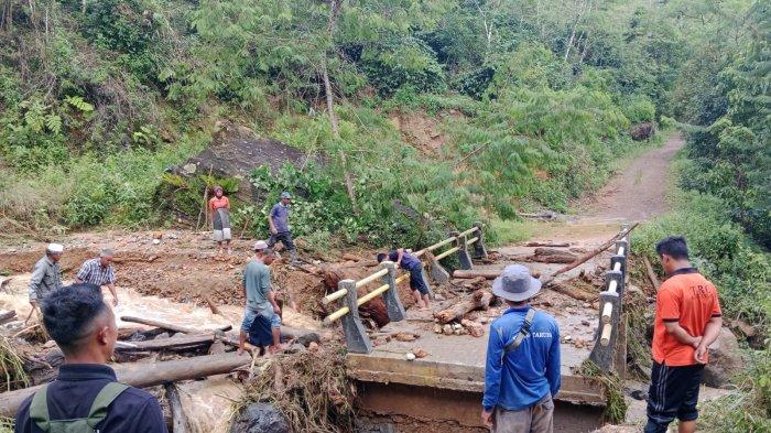 Jembatan di Kampung Lelumu Putus Akibat Banjir Bandang di Pegasing, Aceh Tengah - tribungayo.com