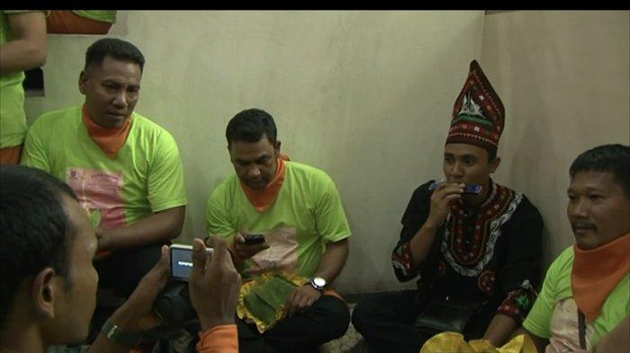 Didong Dalam Trans Jakarta: Lengking Jalan Malaka Cibubur - tribungayo.com