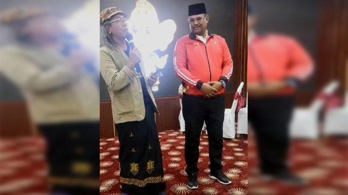 Penyair Aceh Fikar W Eda Tampil Bacakan Puisi pada Penyerahan Plakat ...