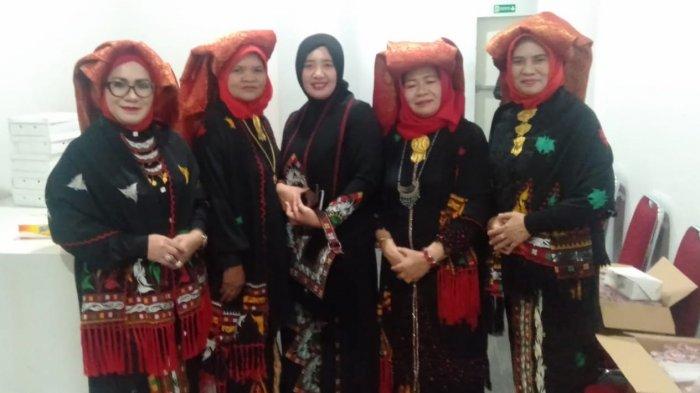 Perempuan Gayo Berkelubung Warnai Gedung Perpustakaan Nasional Jakarta ...