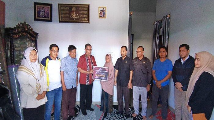 KIP Gayo Lues Serahkan Santunan untuk Petugas PPS yang Meninggal Saat ...