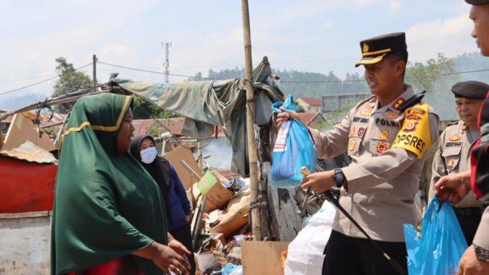 Lima Hari Menjabat Kapolres Aceh Tengah, AKBP Dody Serahkan Sembako Untuk Petugas Kebersihan ...