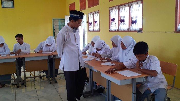 Kisah Marsono, Taklukkan Jalan Terjal & Berlumpur demi Cerdaskan Anak ...