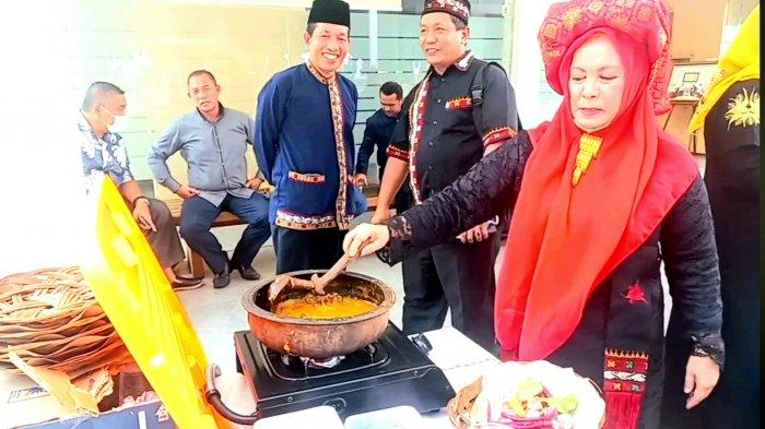 Ikan Depik Khas Danau Lut Tawar Dijemur di Arena Bazar Perpustakaan ...