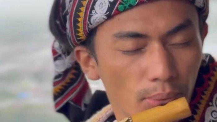 Seniman Gayo Muazin Mudere Akan Mainkan Alat Musik Rebeb dan Teganing ...