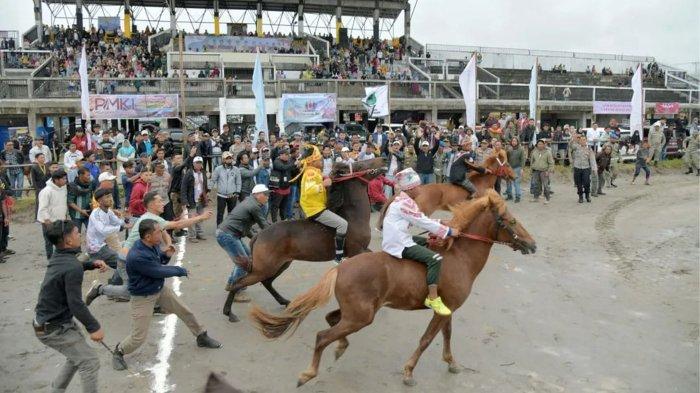 Warga Padati Pacuan Kuda Tradisional HUT Bener Meriah, Ikut Diramaikan ...