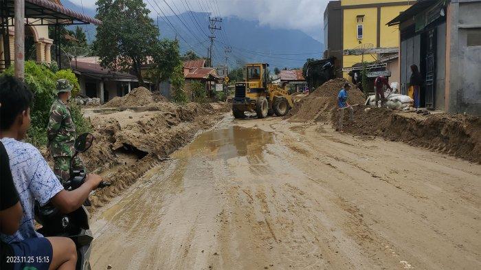Pasca Banjir Bandang Jalan Nasional Aceh Tenggara- Medan Berdebu ...
