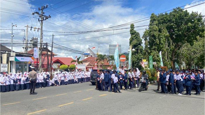 Ribuan Siswa dan Pelajar di Aceh Tengah Antusias Sambut Pawai Obor PON XXI Aceh-Sumut 2024 ...