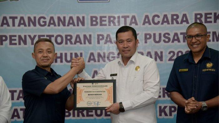 Pemkab Bener Meriah Terima Penghargaan dari KPP Bireuen - tribungayo.com