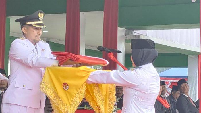 Pj Bupati Agara Jadi Inspektur Upacara HUT Ke-78 RI, Warga Antusias Saksikan Pengibaran Bendera ...