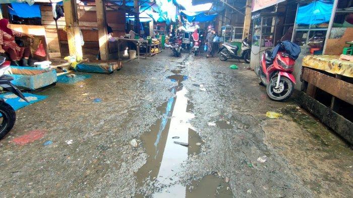 Proyek Saluran Selesai Dibangun dan Air Masih Tergenang di Pajak Pagi ...