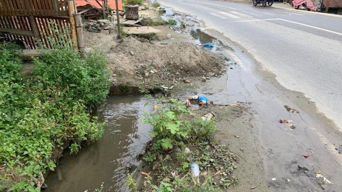 Saluran Parit Tersumbat, Air Meluap ke Jalan Nasional Aceh Tenggara ...