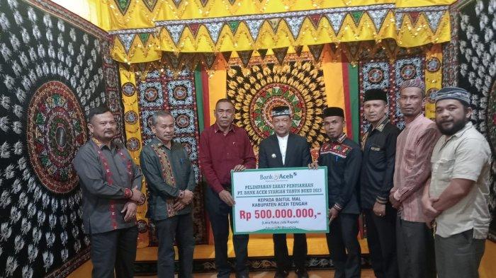 Bank Aceh Syariah Takengon Serahkan Dana Zakat Perusahaan Rp 500 Juta ke BMK Aceh Tengah ...