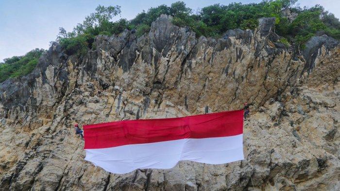 Hari Kemerdekaan RI, Bendera Merah Putih Raksasa Dikibarkan di Tebing ...