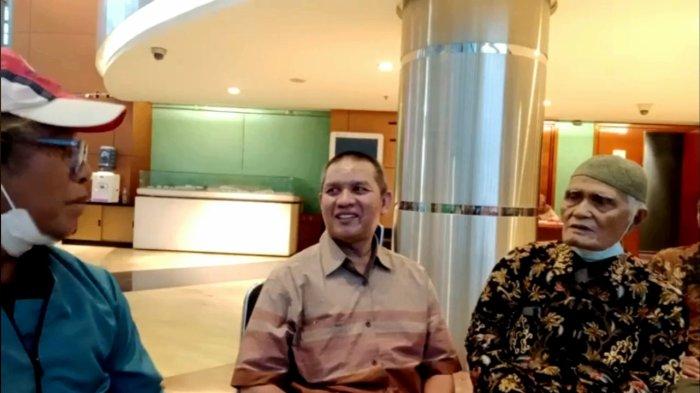 Penyair Gayo Berusia 85 Tahun, LK Ara Nikmati Lepat Gayo di Taman ...