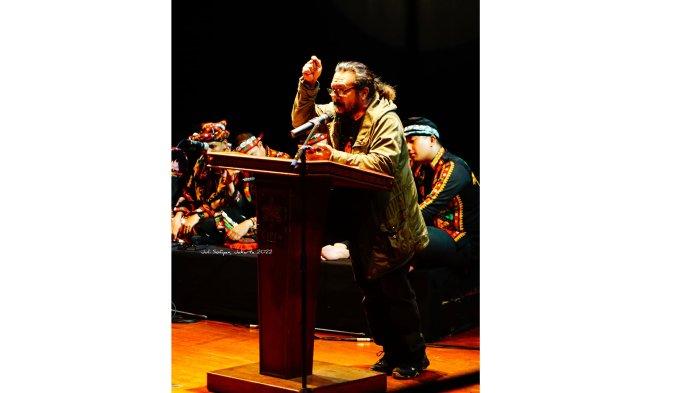 Penyair Octavianus Masheka Bacakan "Sebuku Kebun Kopi" dalam Desember Kopi Gayo di TIM Jakarta ...