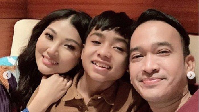 Betrand Peto Mewek saat Diberi Pesan Khusus oleh Sarwendah Istri Ruben Onsu - tribungayo.com